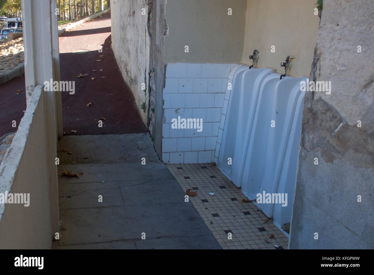 Outdoor urinal hi-res stock photography and images - Alamy