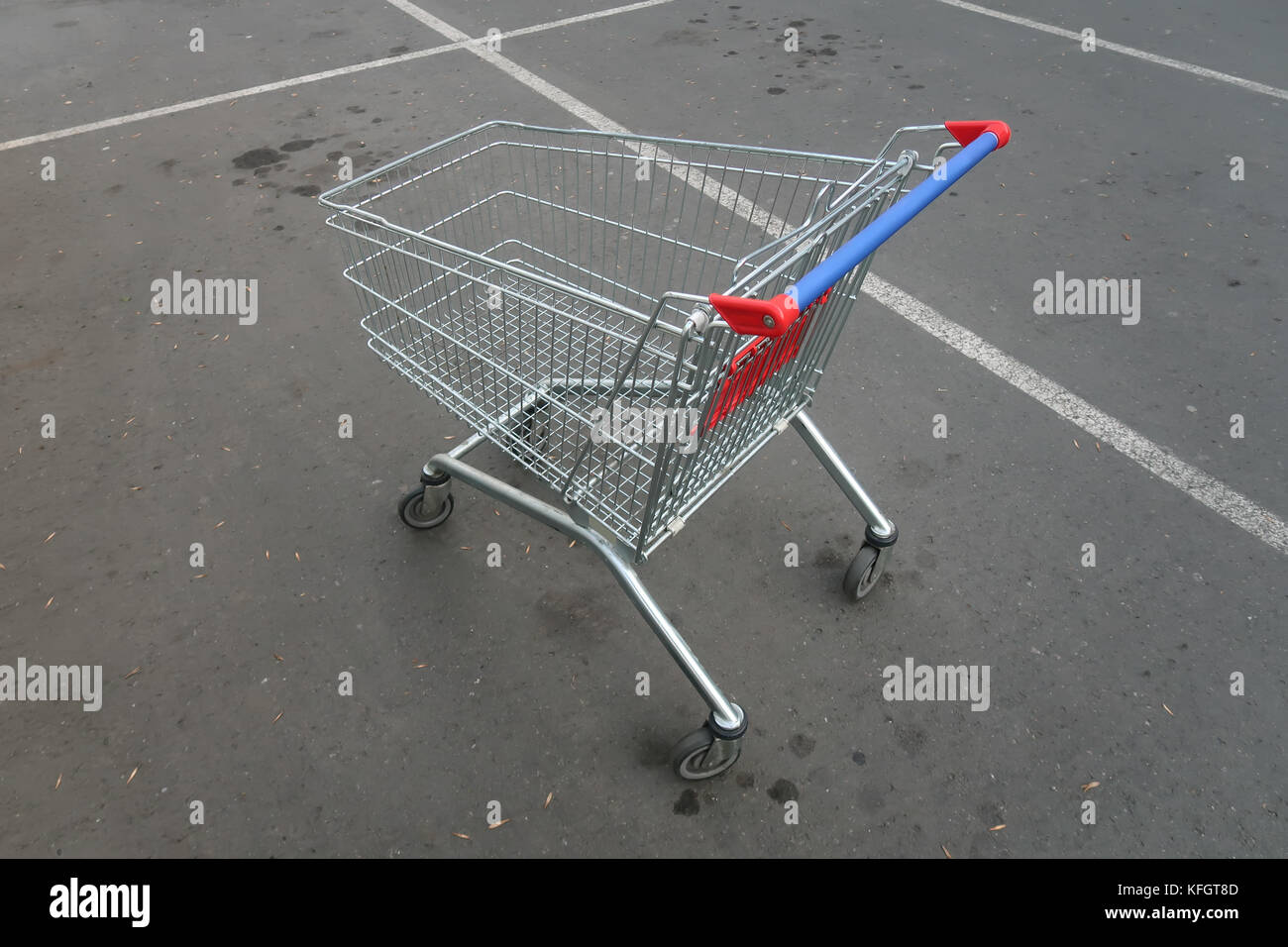 Empty shopping cart Stock Photo - Alamy