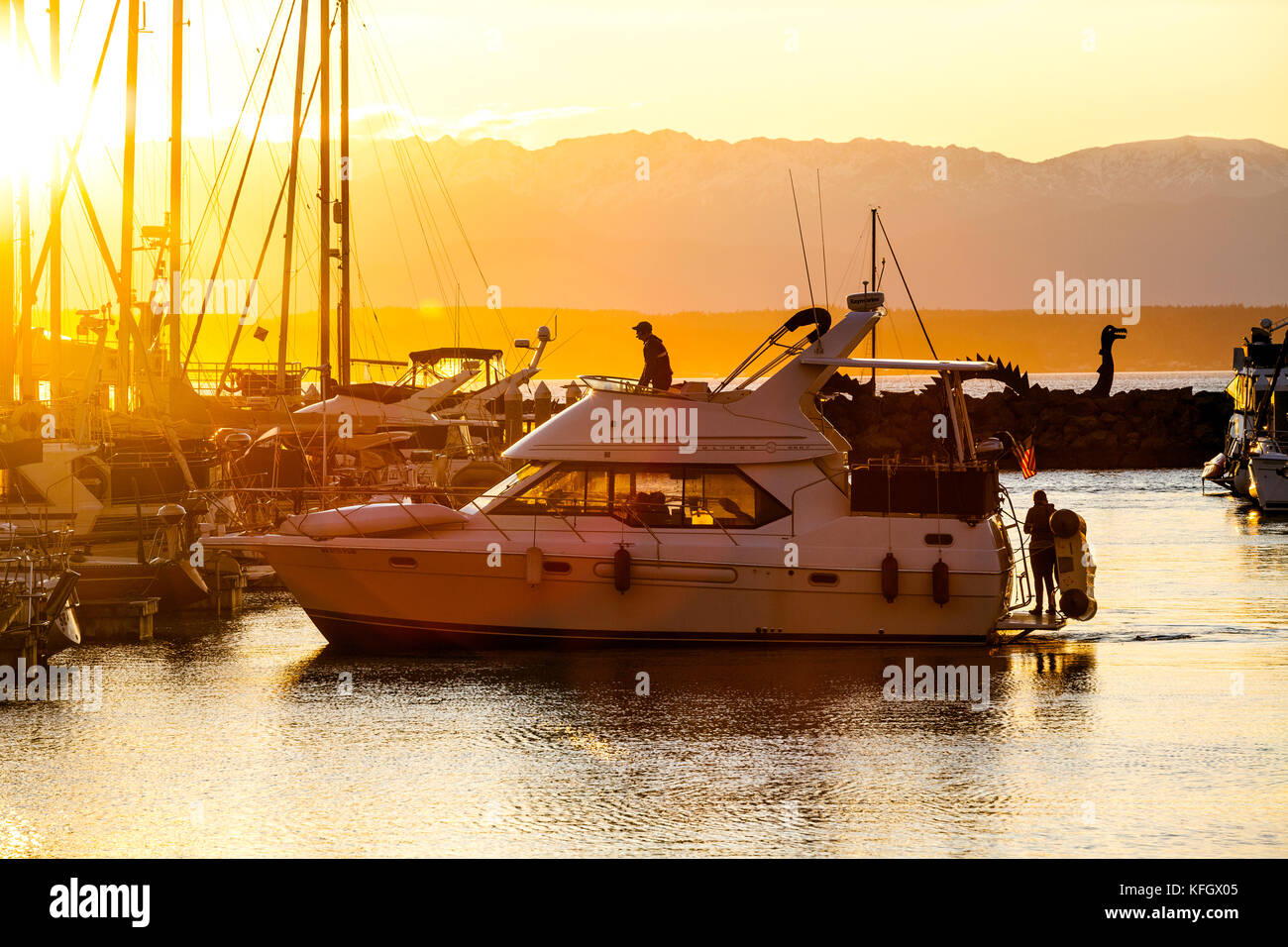 WA14047-00...WASHINGTON - Boat entering Shilshole Bay Marina on Puget ...