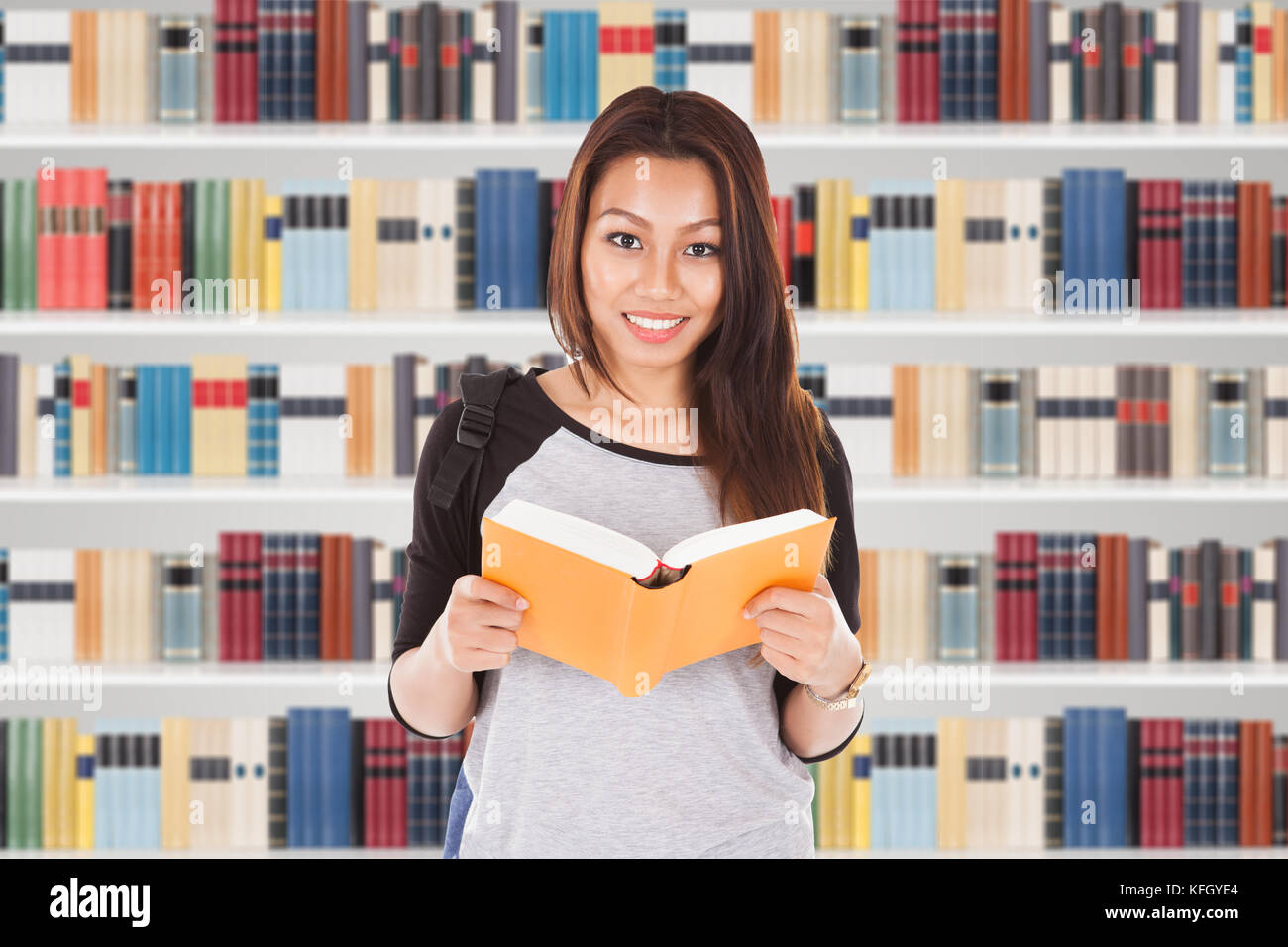 Female reading hi-res stock photography and images - Alamy
