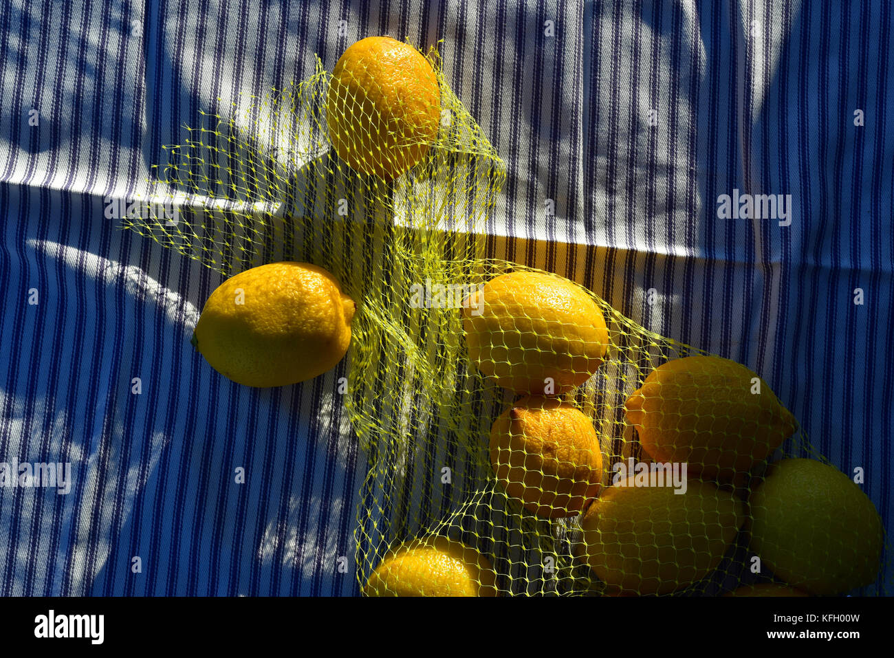 yellow net bag of yellow lemons Stock Photo - Alamy