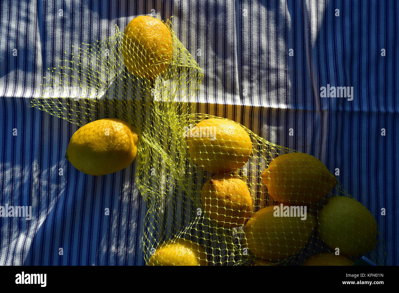 yellow net bag of yellow lemons Stock Photo - Alamy