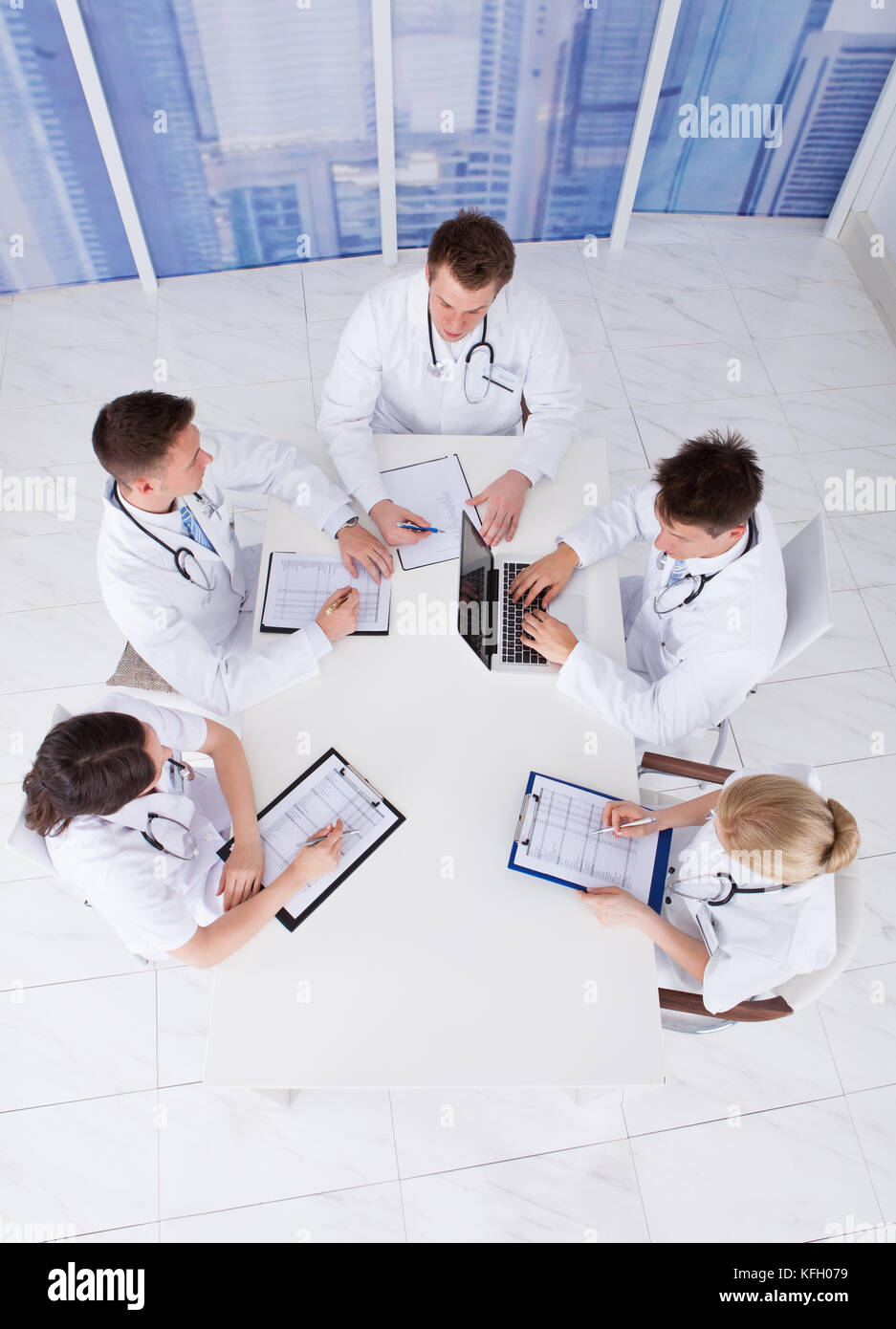 Team of doctors meeting conference hi-res stock photography and images ...