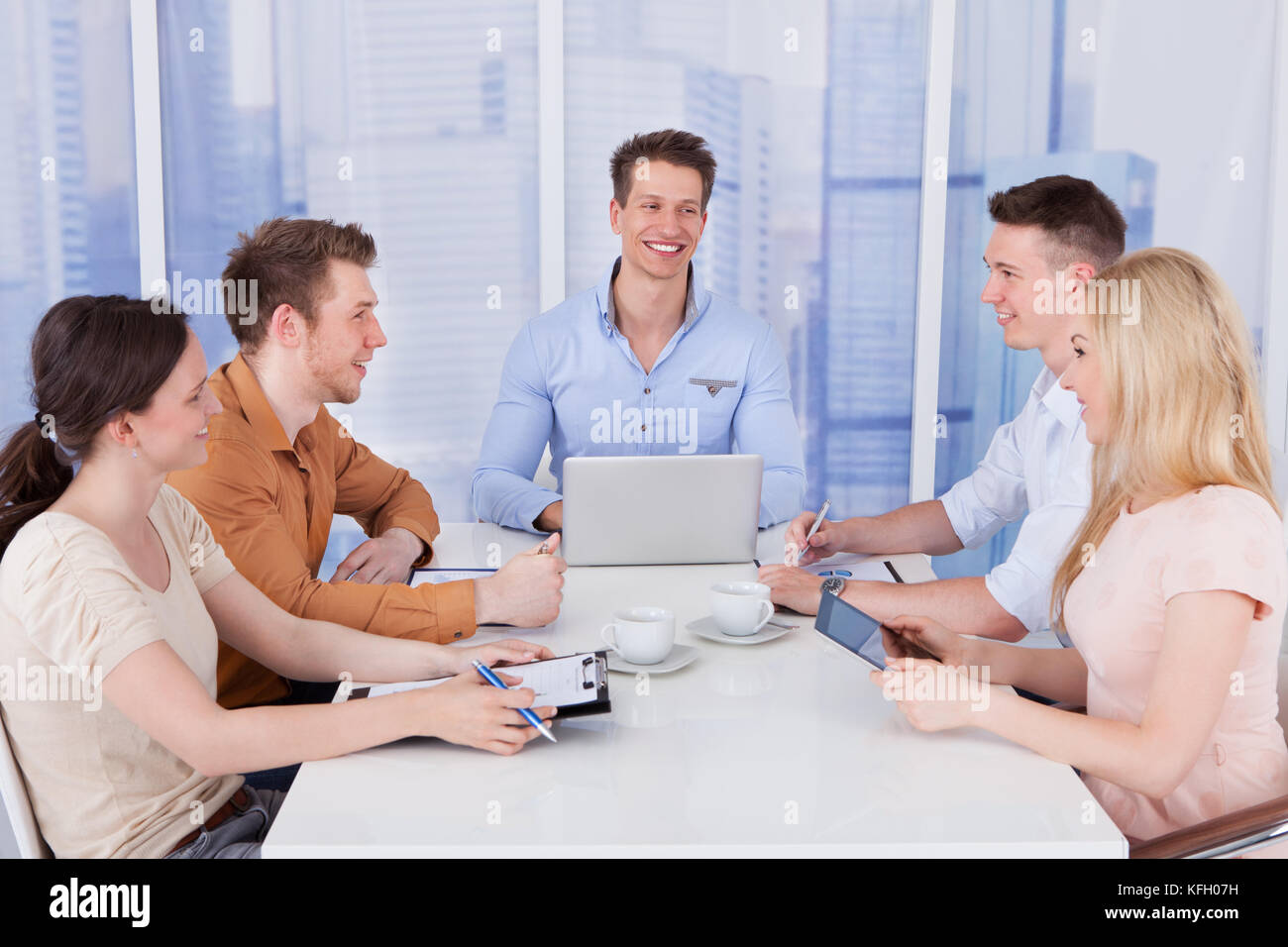 People working conference table hi-res stock photography and images - Alamy