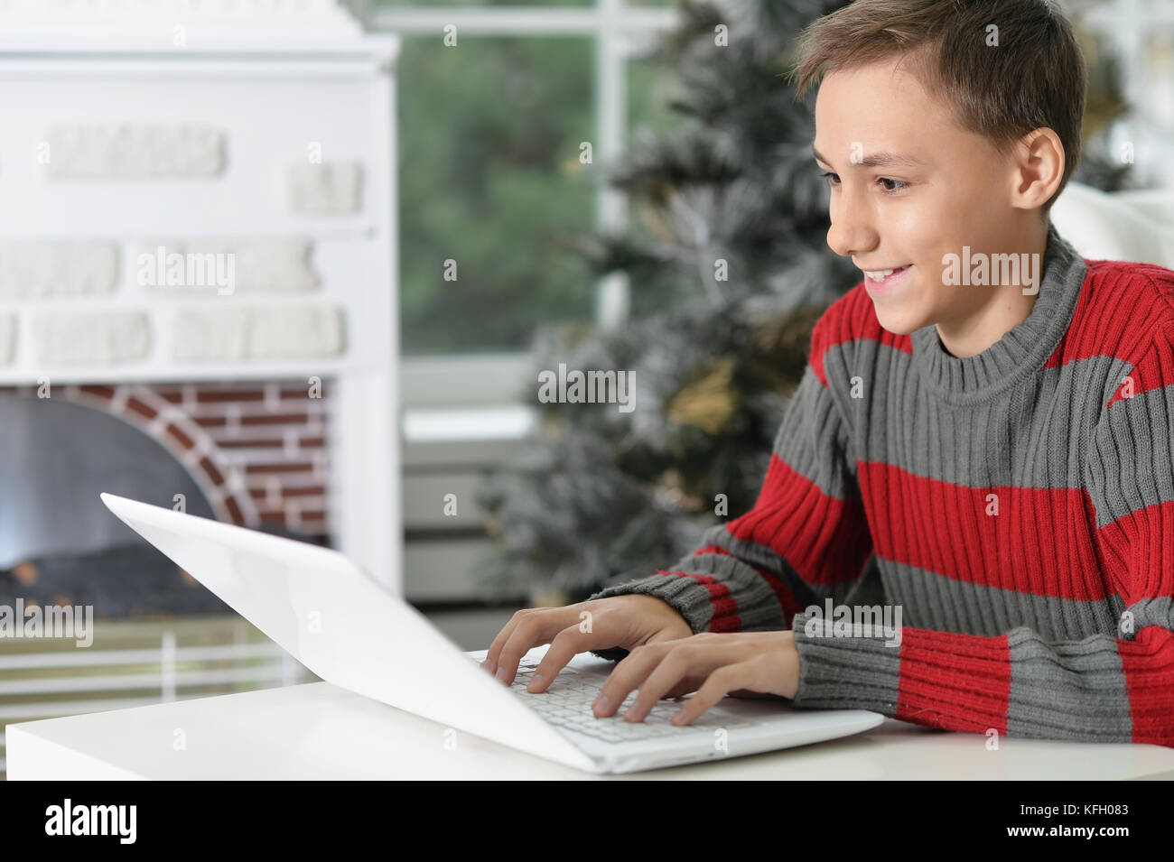 Teen boy with laptop Stock Photo - Alamy