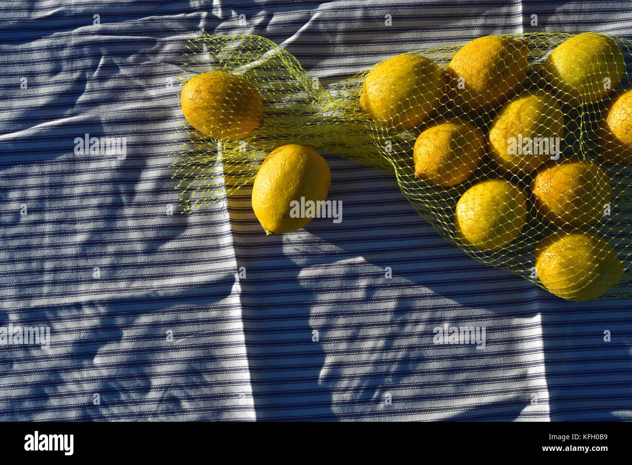 yellow net bag of yellow lemons Stock Photo - Alamy