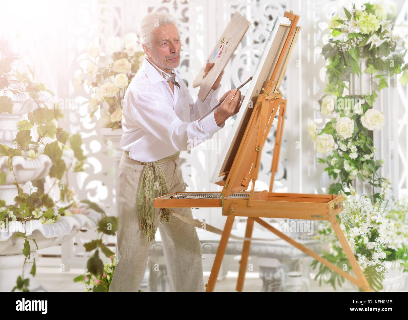 Senior man drawing picture Stock Photo - Alamy