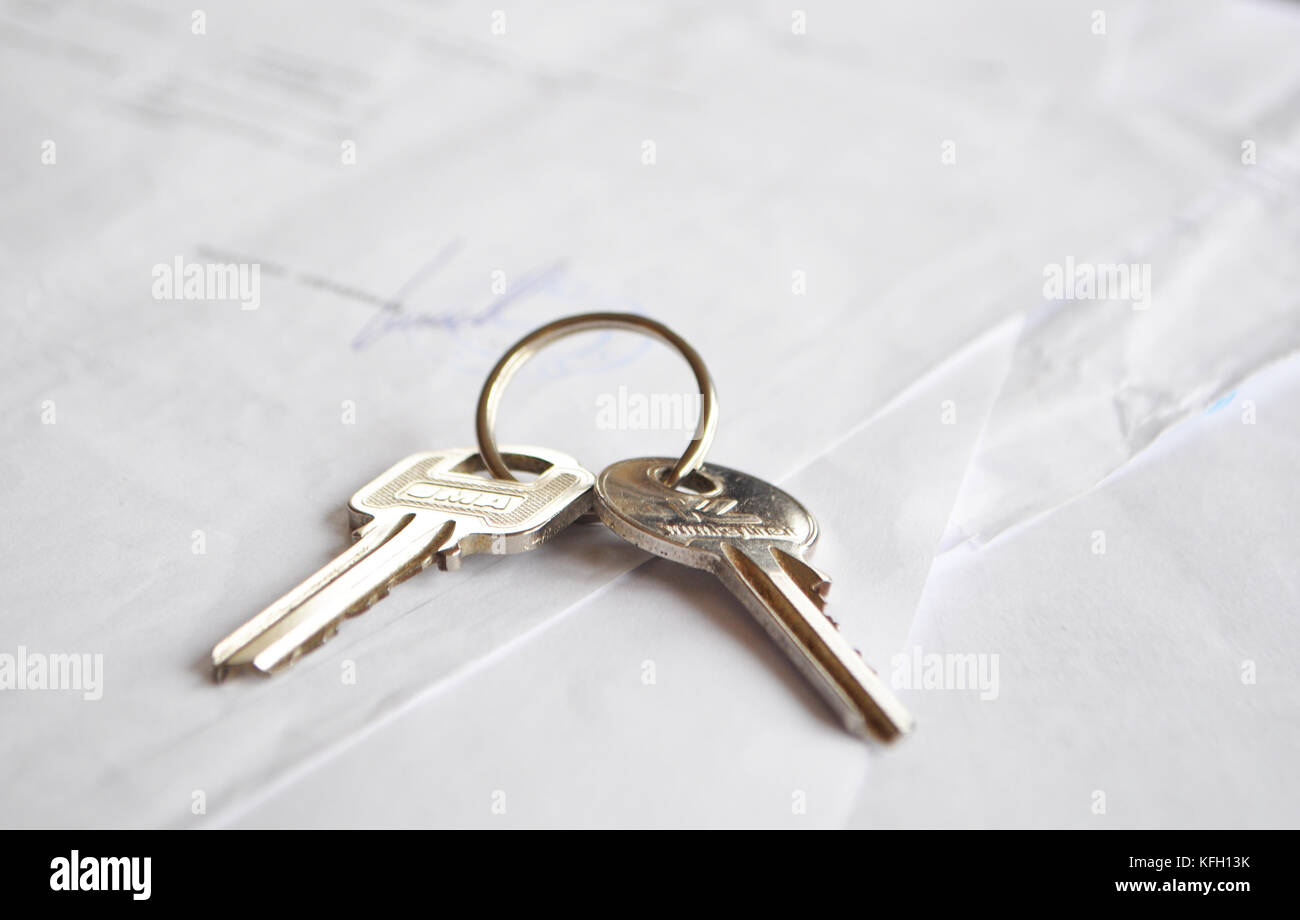Rental agreement. Keys over documents. Property concept Stock Photo - Alamy