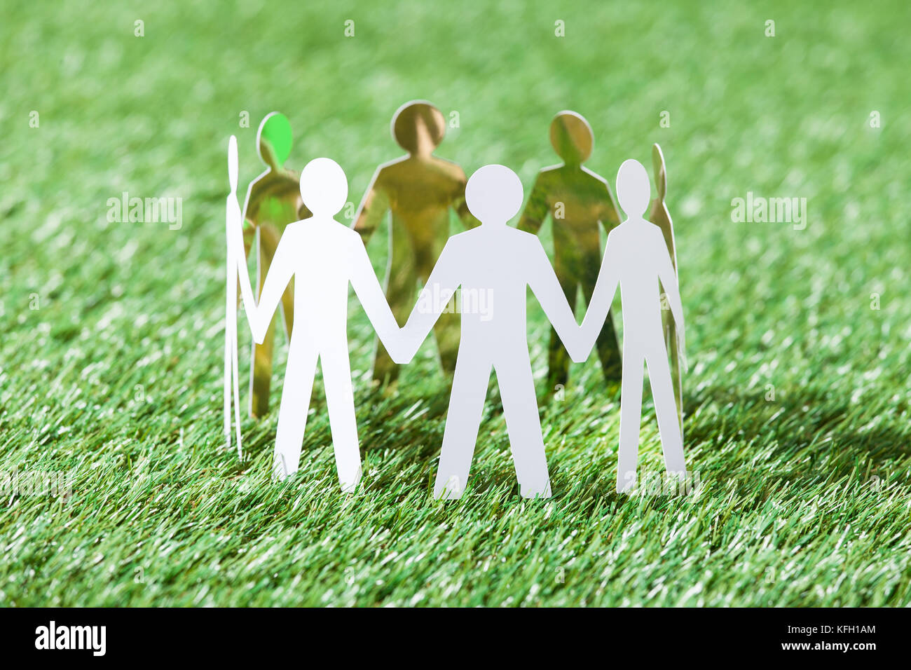 Circle of paper chain people hi-res stock photography and images - Alamy