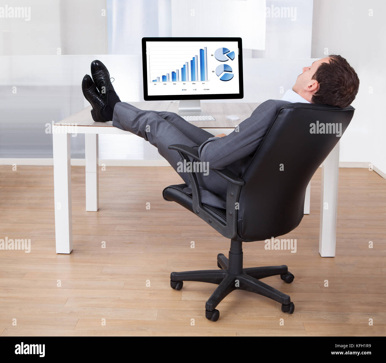 Man sitting desk full view hi-res stock photography and images - Alamy