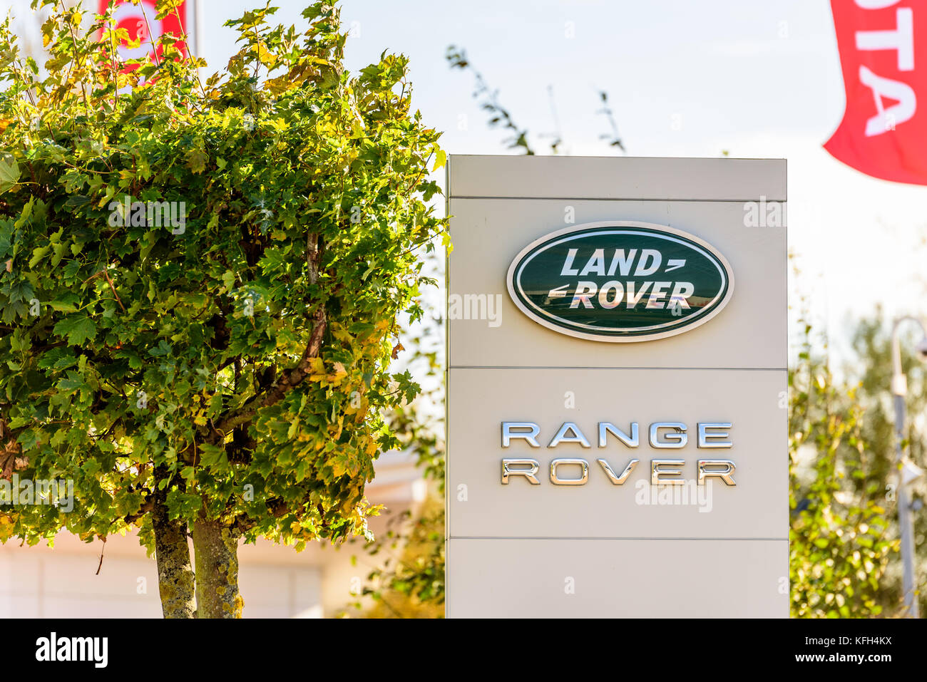 Land rover dealership uk hi-res stock photography and images - Alamy
