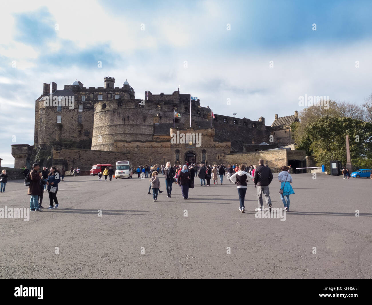 Visitors head to Edinburgh castle Stock Photo - Alamy