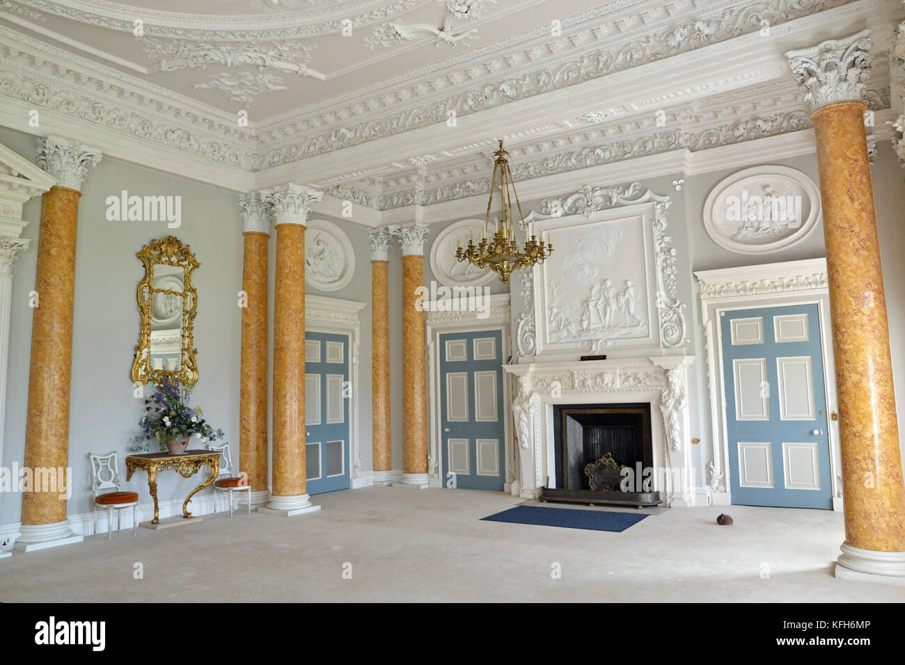 English country house interior saloon hi-res stock photography and ...