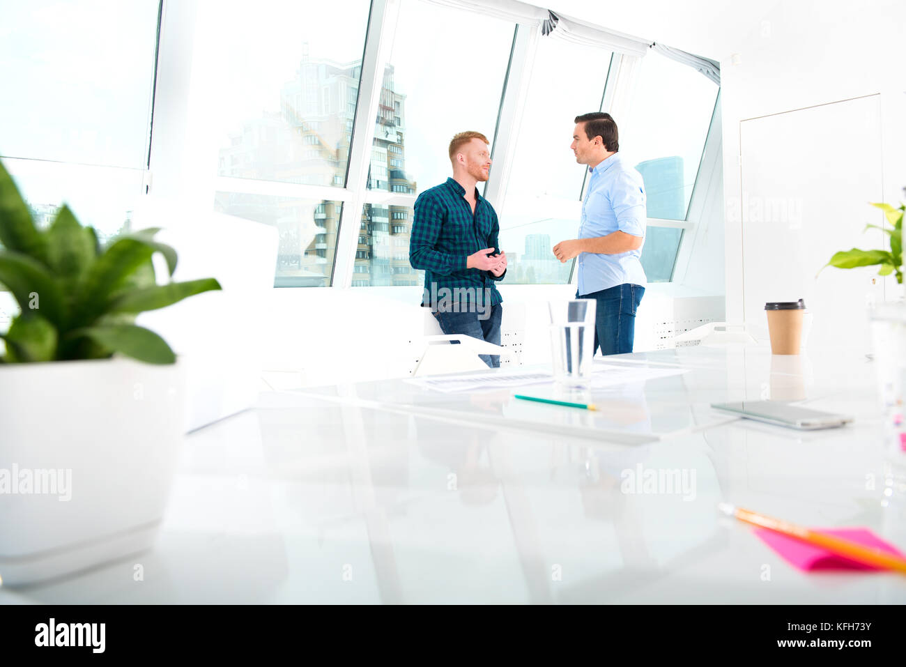 Office team laptop happy hi-res stock photography and images - Alamy