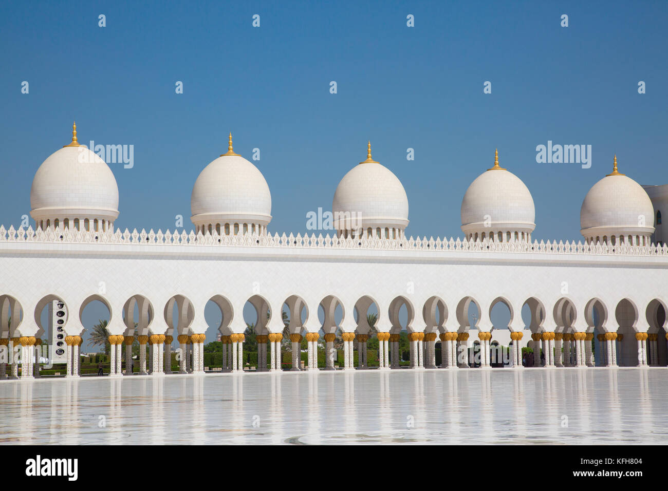 Famous Sheikh Zayed mosque in Abu Dhabi, United Arab Emirates Stock ...