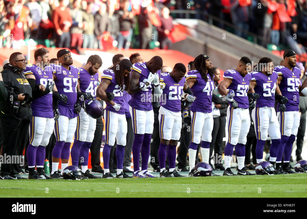 Minnesota Vikings players link arms and bow heads during the national ...