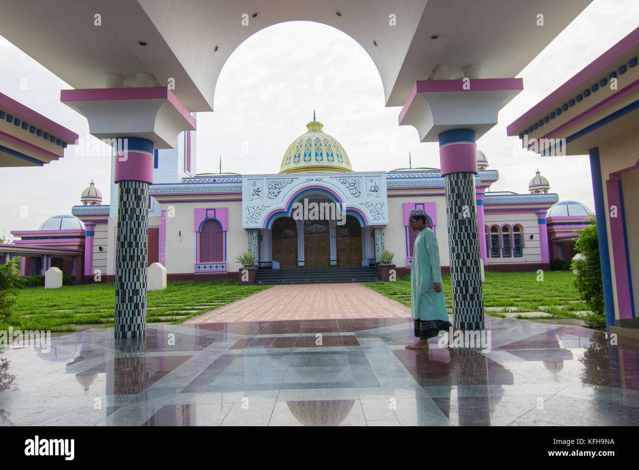 Beautiful and largest Mosque known as Guthia Mosque of Barisal in ...