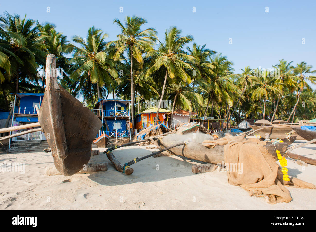 Palm tree beach huts hi-res stock photography and images - Alamy