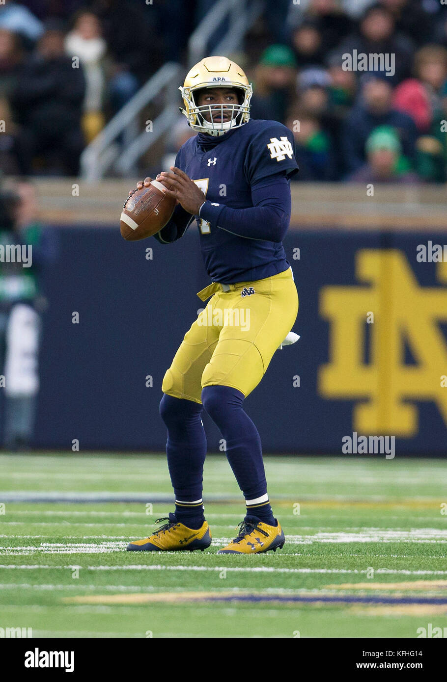 South Bend, Indiana, USA. 28th Oct, 2017. Notre Dame quarterback ...