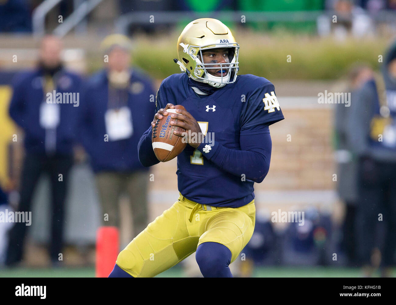 South Bend, Indiana, USA. 28th Oct, 2017. Notre Dame quarterback ...
