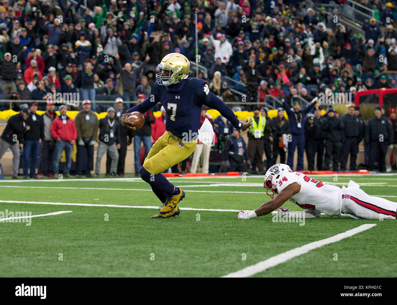 South Bend, Indiana, USA. 28th Oct, 2017. Notre Dame quarterback ...