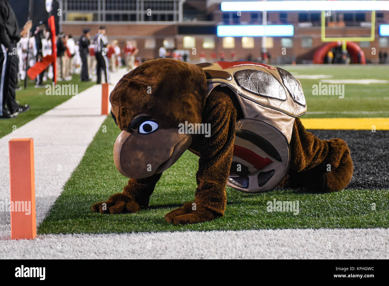 College Park, MD, USA. 28th Oct, 2017. Testudo does push ups after the ...