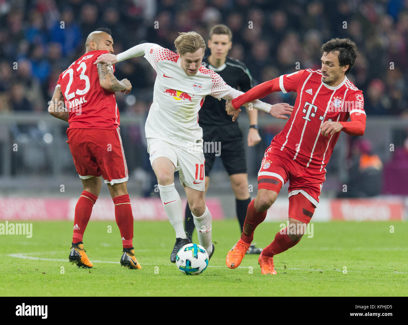 Muenchen, Deutschland. 28th Oct, 2017. vl. Joshua KIMMICH (FC Bayern ...