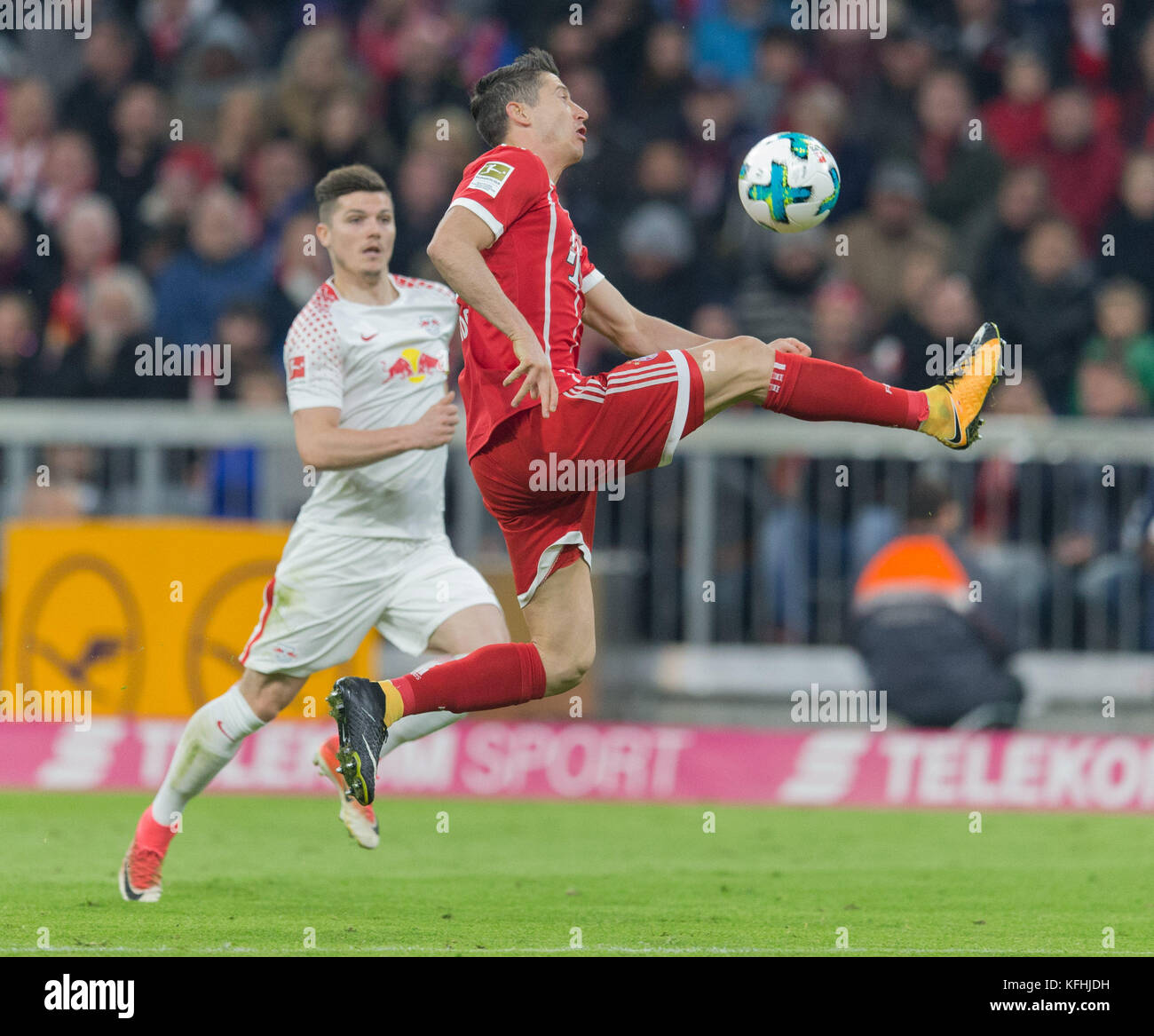 Muenchen, Deutschland. 28th Oct, 2017. Robert LEWANDOWSKI (FC Bayern ...