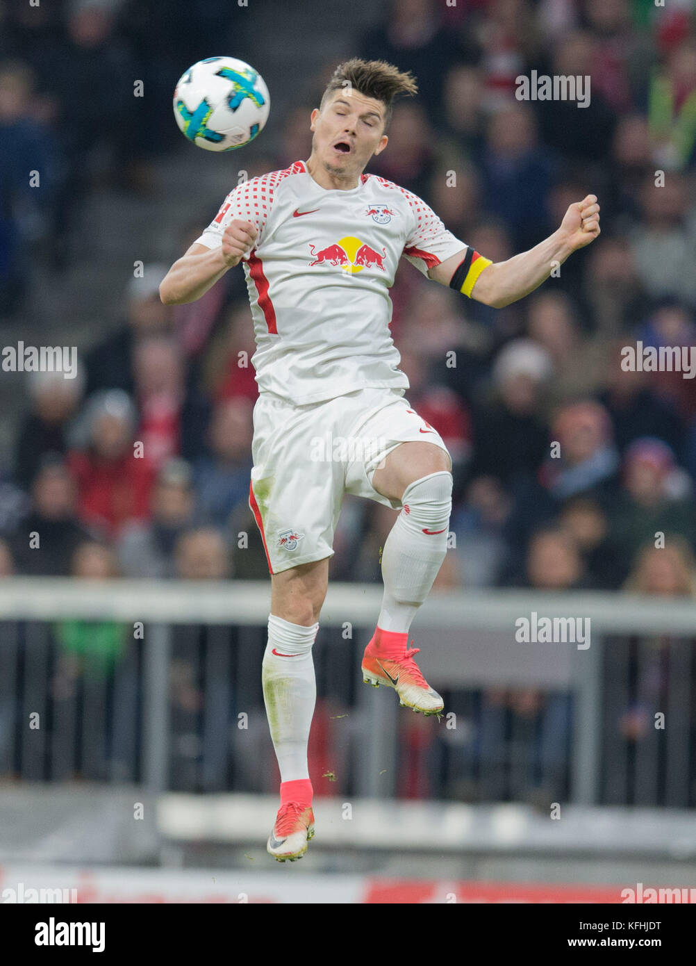 Muenchen, Deutschland. 28th Oct, 2017. Michael Sabitzer (RB Leipzig) am ...