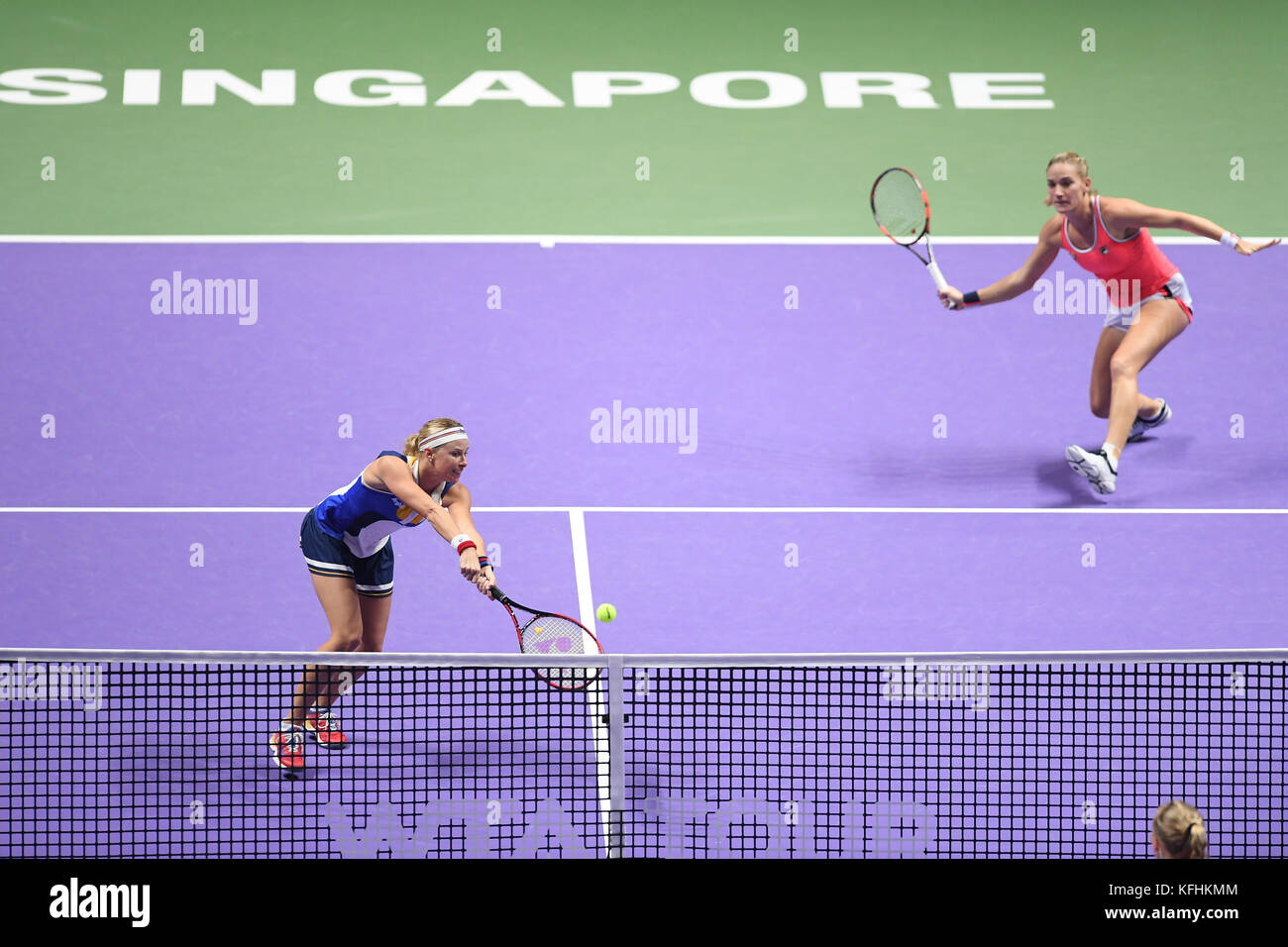 Singapore. 29th Oct, 2017. (L-R) Andrea Hlavackova (CZE), Timea Babos ...