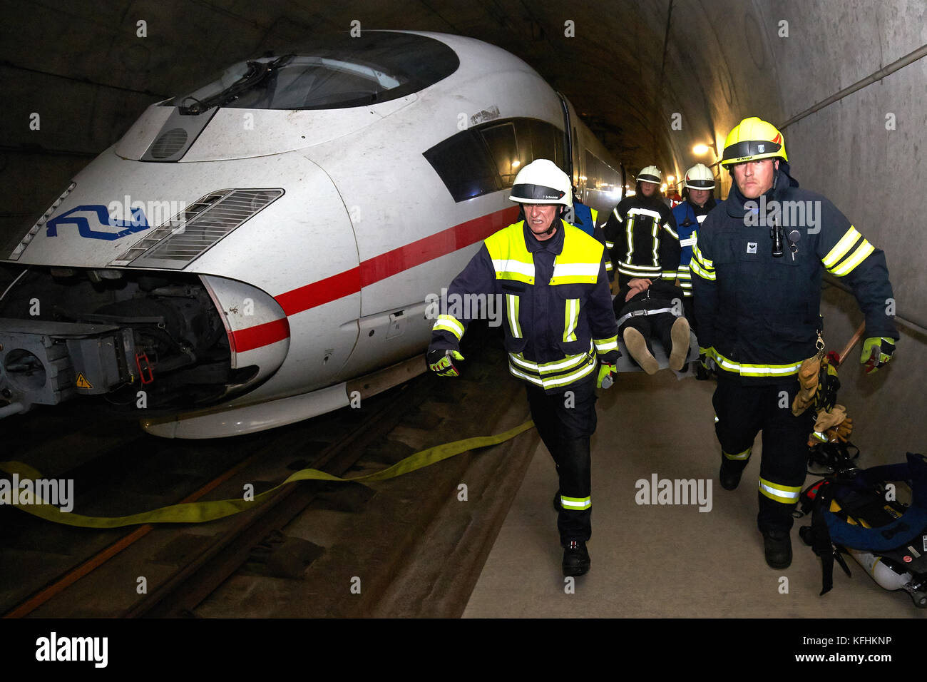 Montabaur, Germany. 29th Oct, 2017. Rescue forces practice the salvage ...