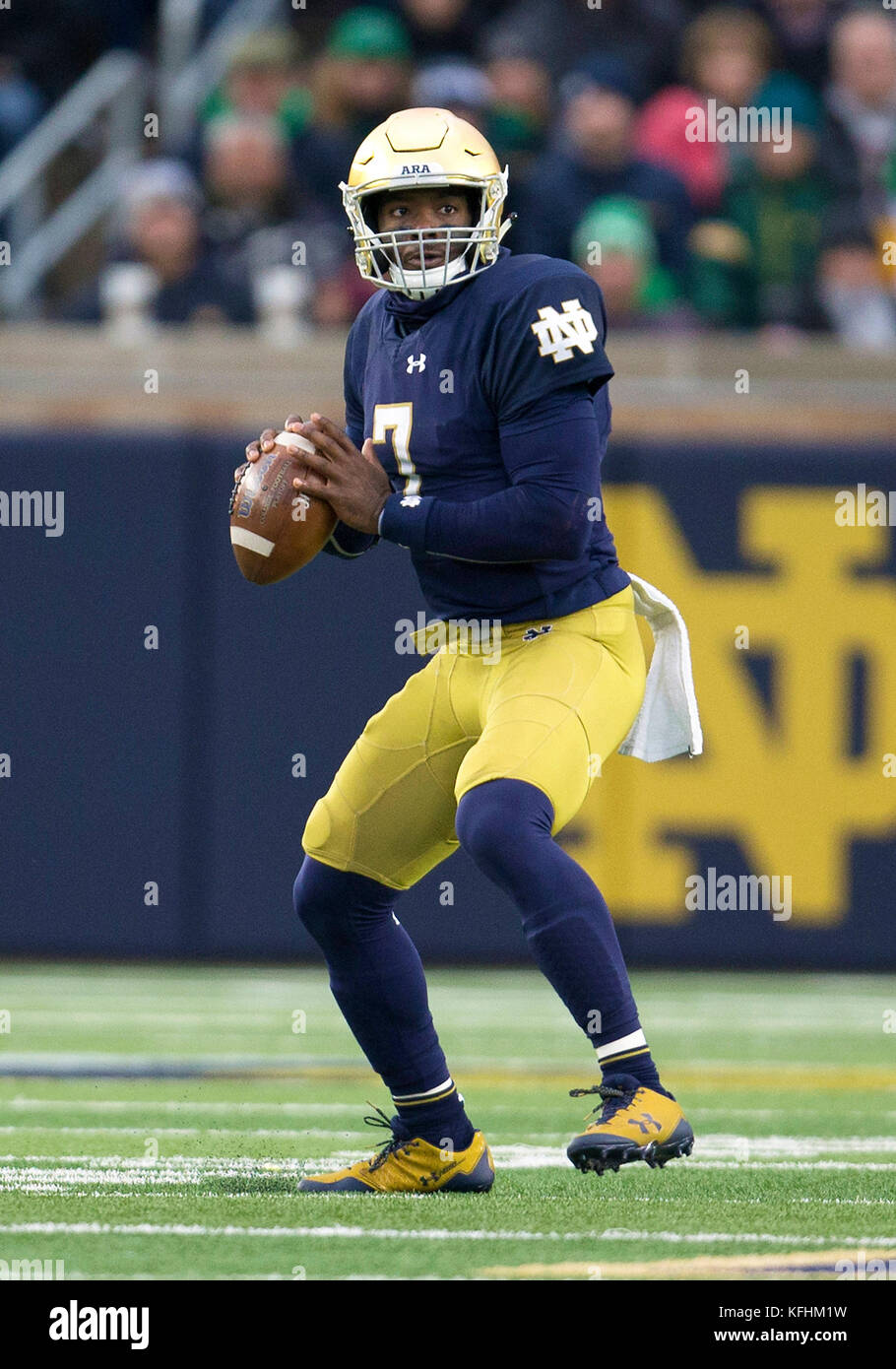 South Bend, Indiana, USA. 28th Oct, 2017. Notre Dame quarterback ...