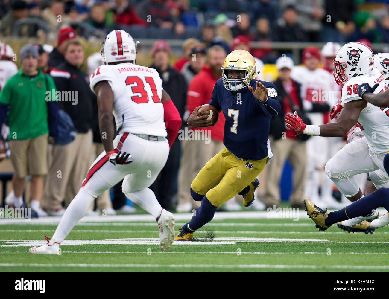 South Bend, Indiana, USA. 28th Oct, 2017. Notre Dame quarterback ...