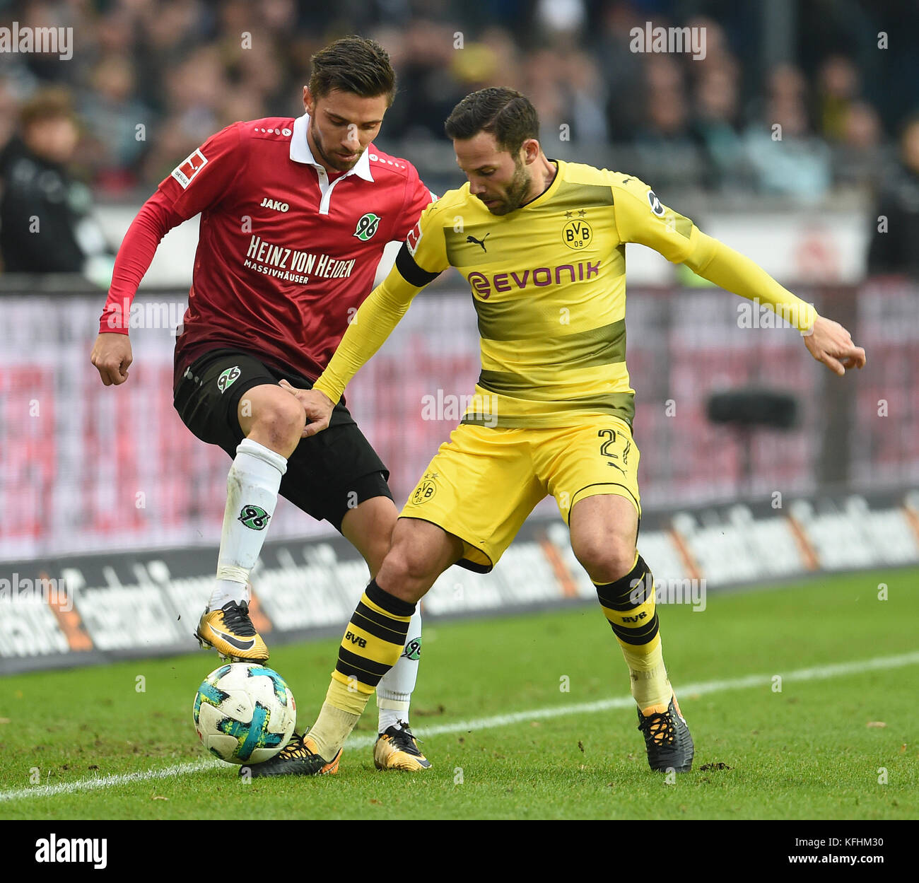 Hanover, Germany. 28th Oct, 2017. Dortmund's Gonzalo Castro (r) and ...