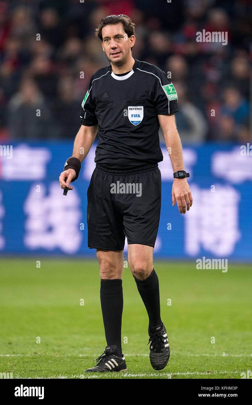 Leverkusen, Germany. 28th Oct, 2017. Referee Manuel Graefe ...
