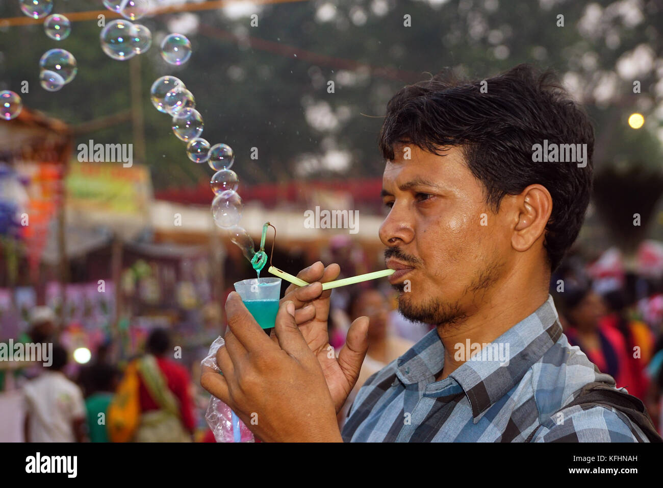 Chaibasa, Jharkhand, India. 29th Oct, 2017. A trader is giving demo ...