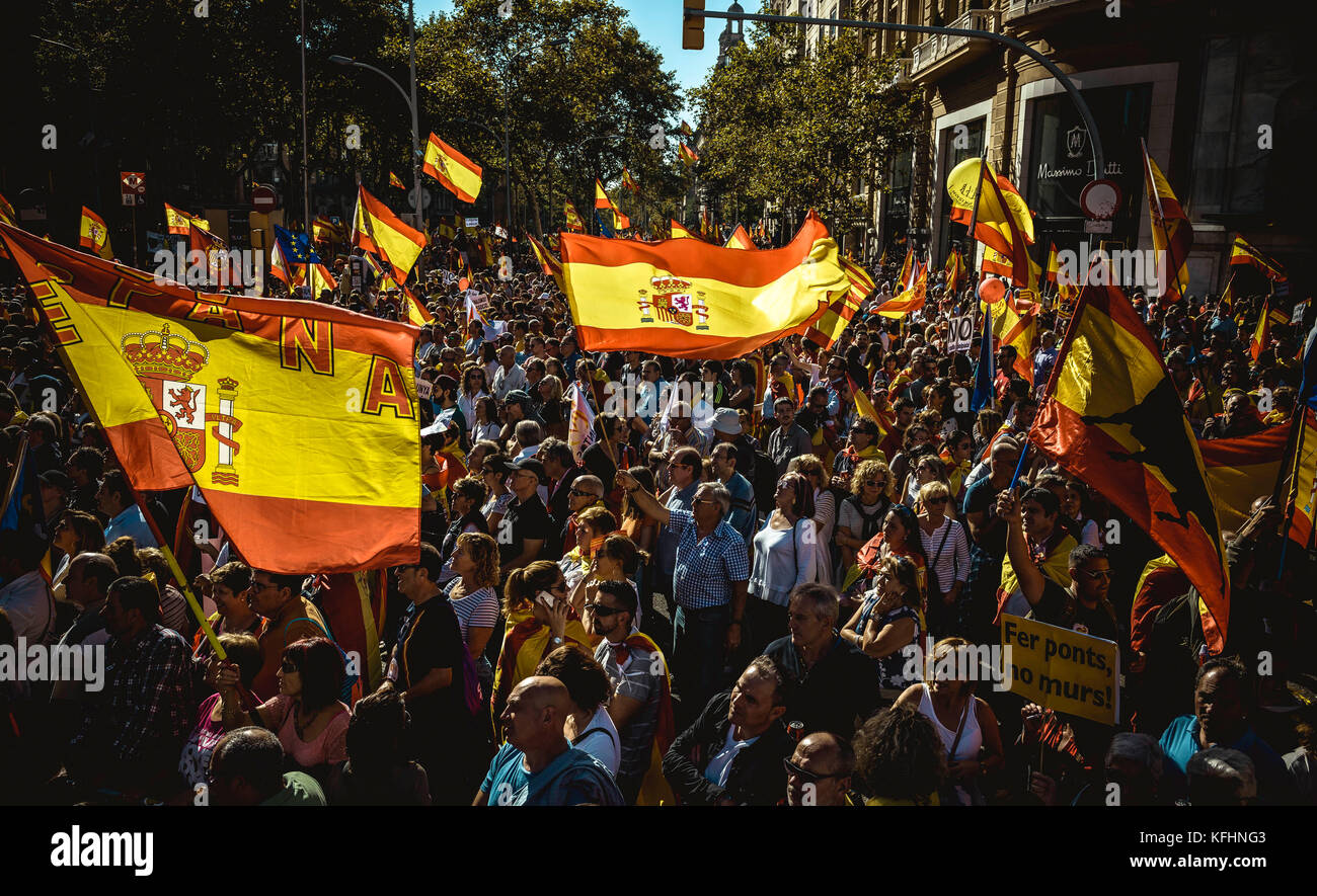 Barcelona, Spain. 29th Oct, 2017. Anti-separatist Catalans wave flags ...