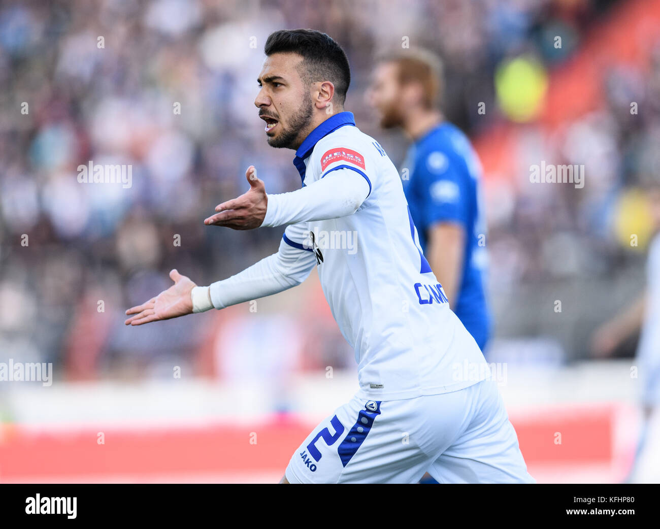 Burak Camoglu (KSC) rekalmiert eine refereeentscheidung. GES/ Fussball ...