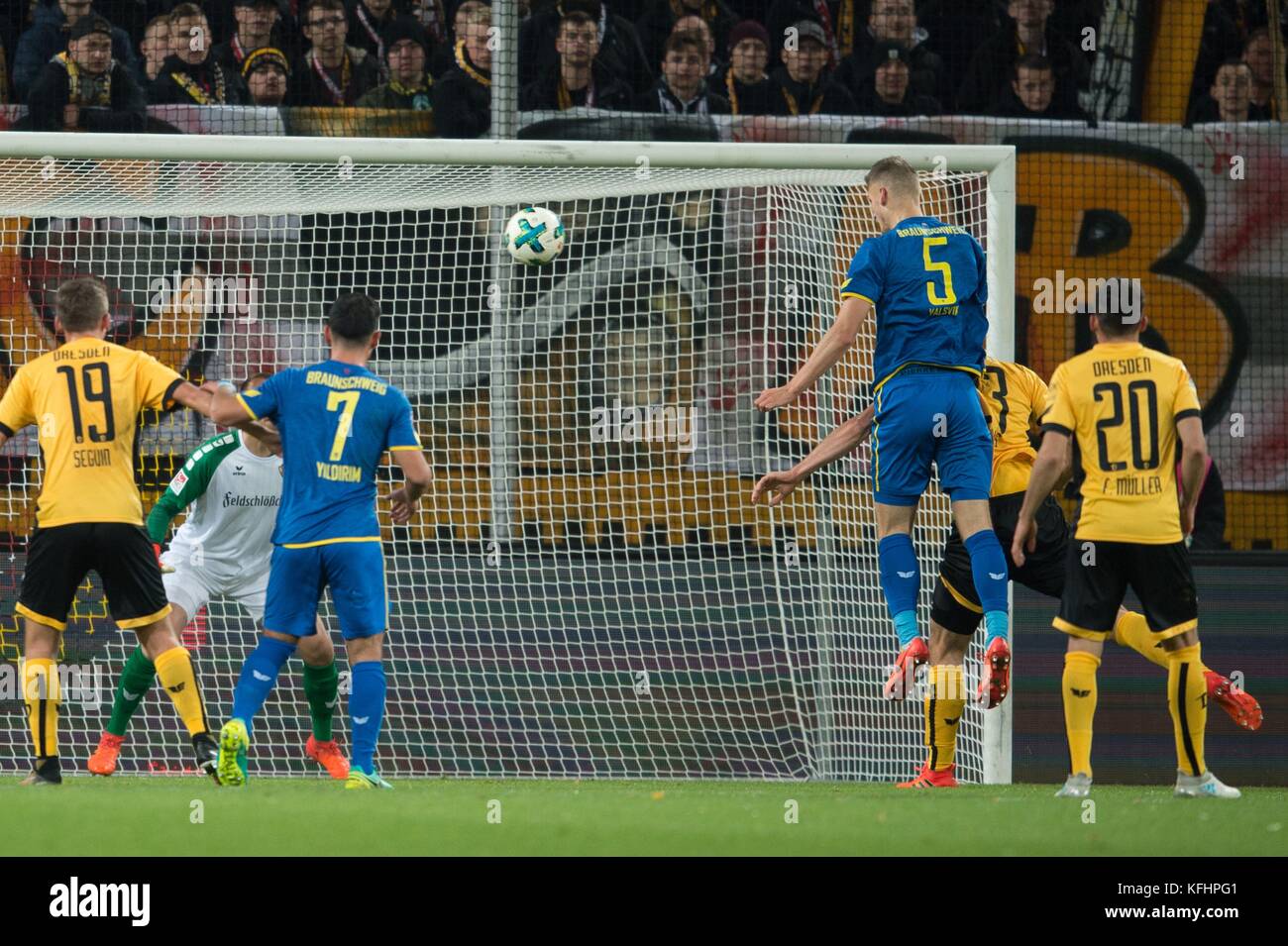 Braunschweig's Gustav Valsvik (2-R) scores the 1-1 goal during the 2nd ...
