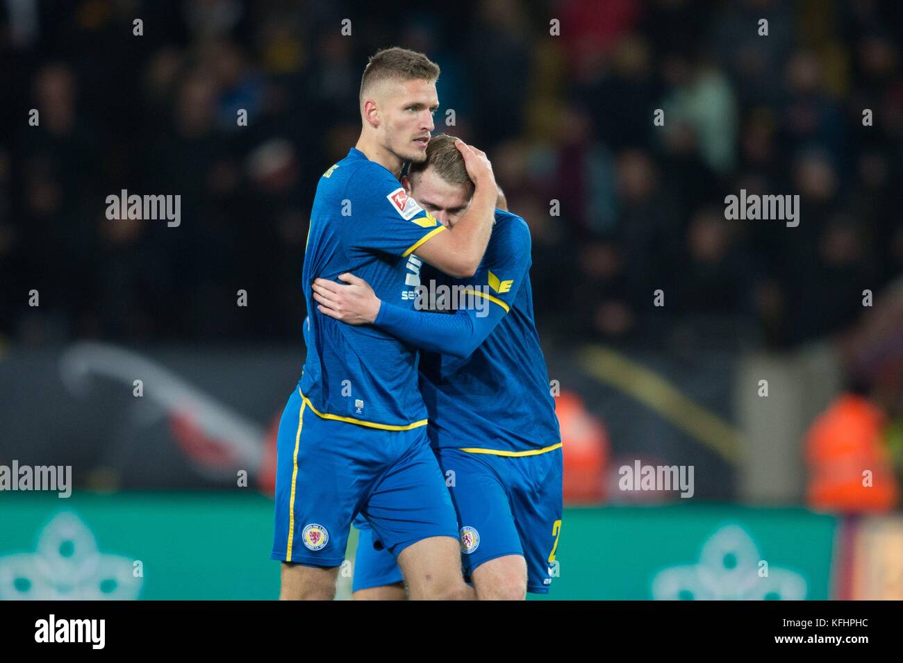 Dresden, Germany. 29th Oct, 2017. Braunschweig's Gustav Valsvik (L ...