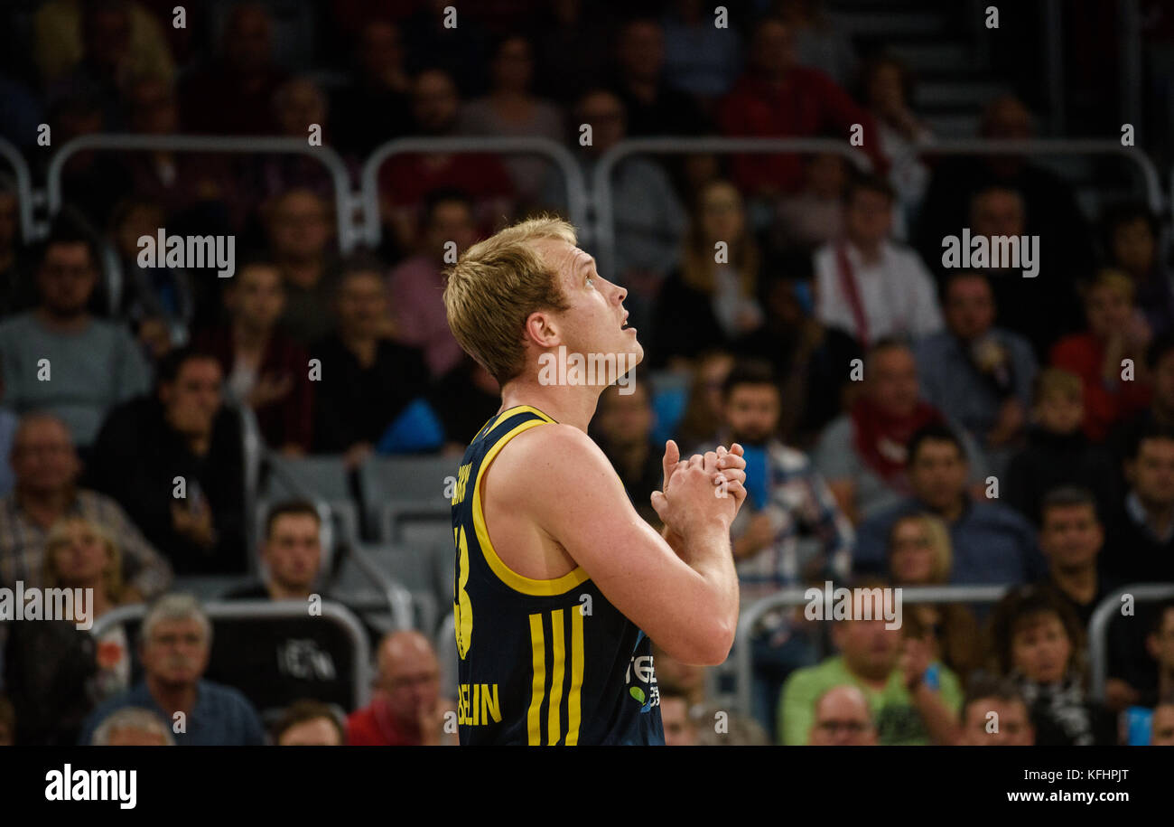 Bamberg, Germany. 29th Oct, 2017. Berlin's Luke Sikma looks up during ...