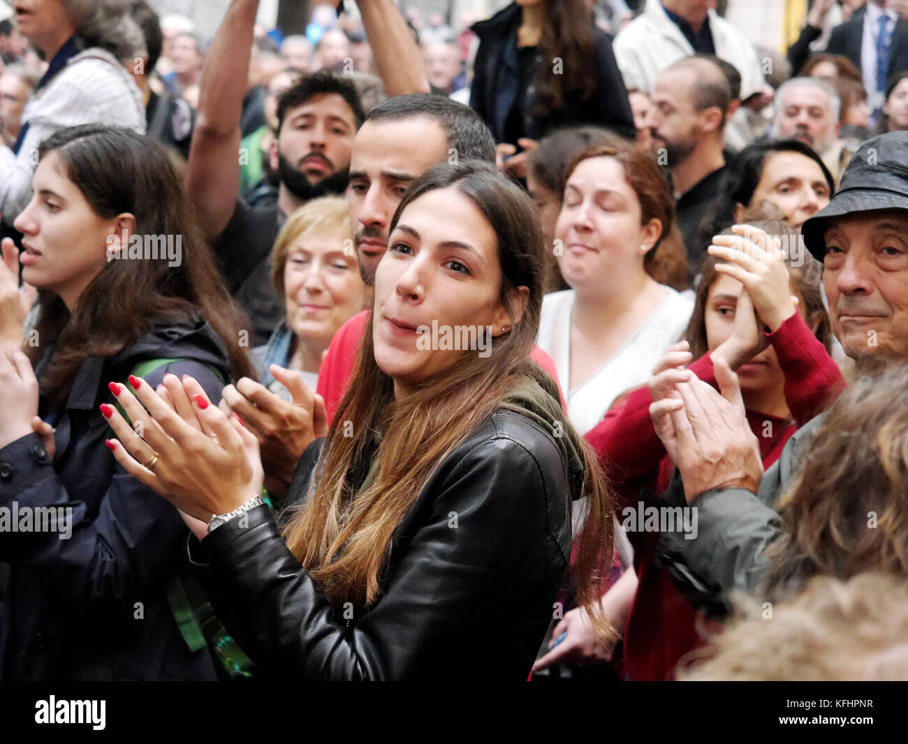 Barcelona, Catalonia, Spain. 8th Oct, 2017. People waiting in front of ...