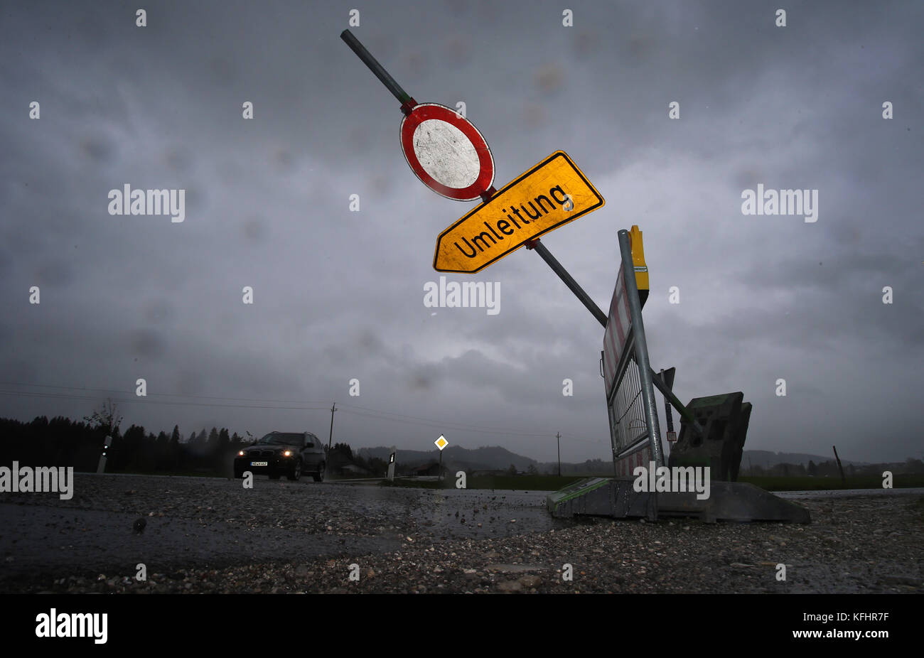 Seeg, Germany. 29th Oct, 2017. A toppled over traffic sign can be seen ...