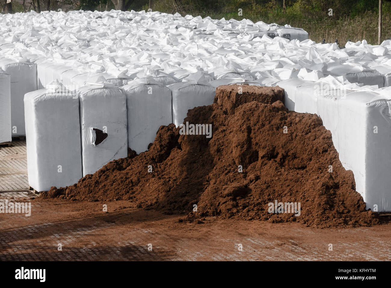 Quickborn, Germany. 19th Oct, 2017. Packed peat in the peat farming ...
