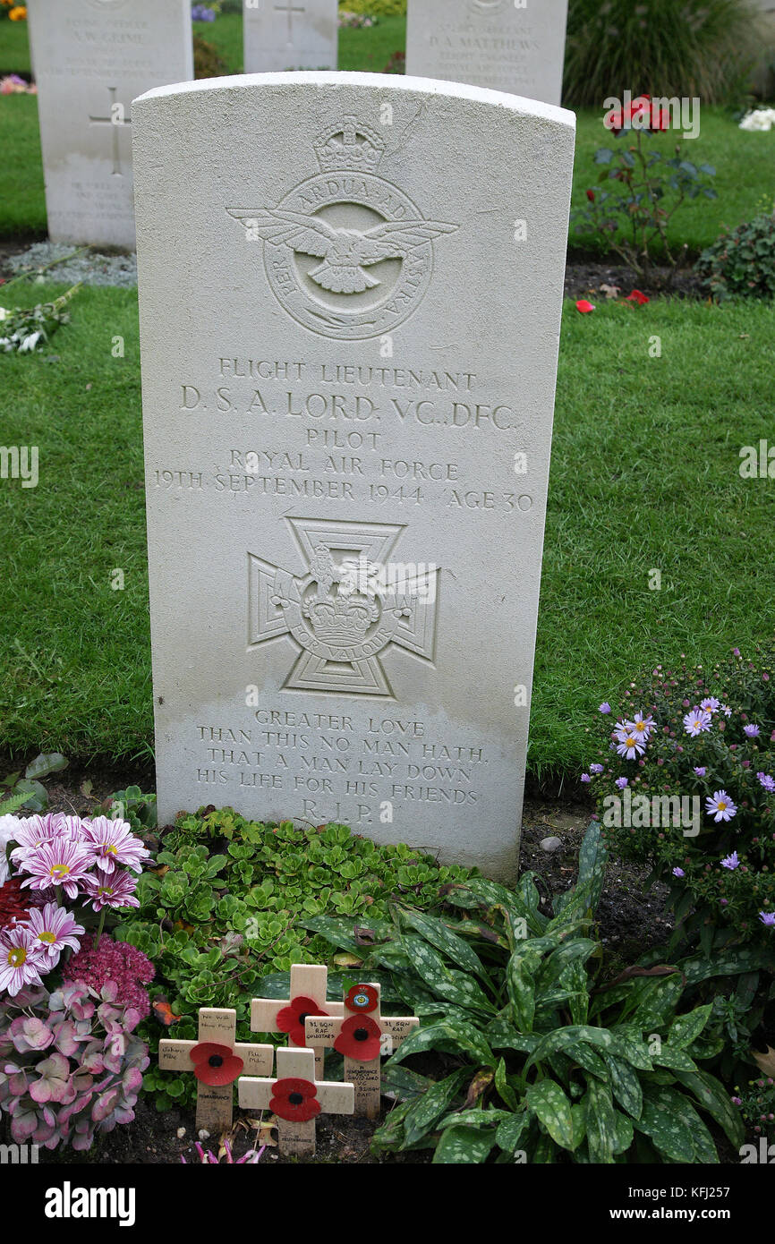 Grave of Flight Lieutenant David Lord VC in the Arnhem Oosterbeek War ...