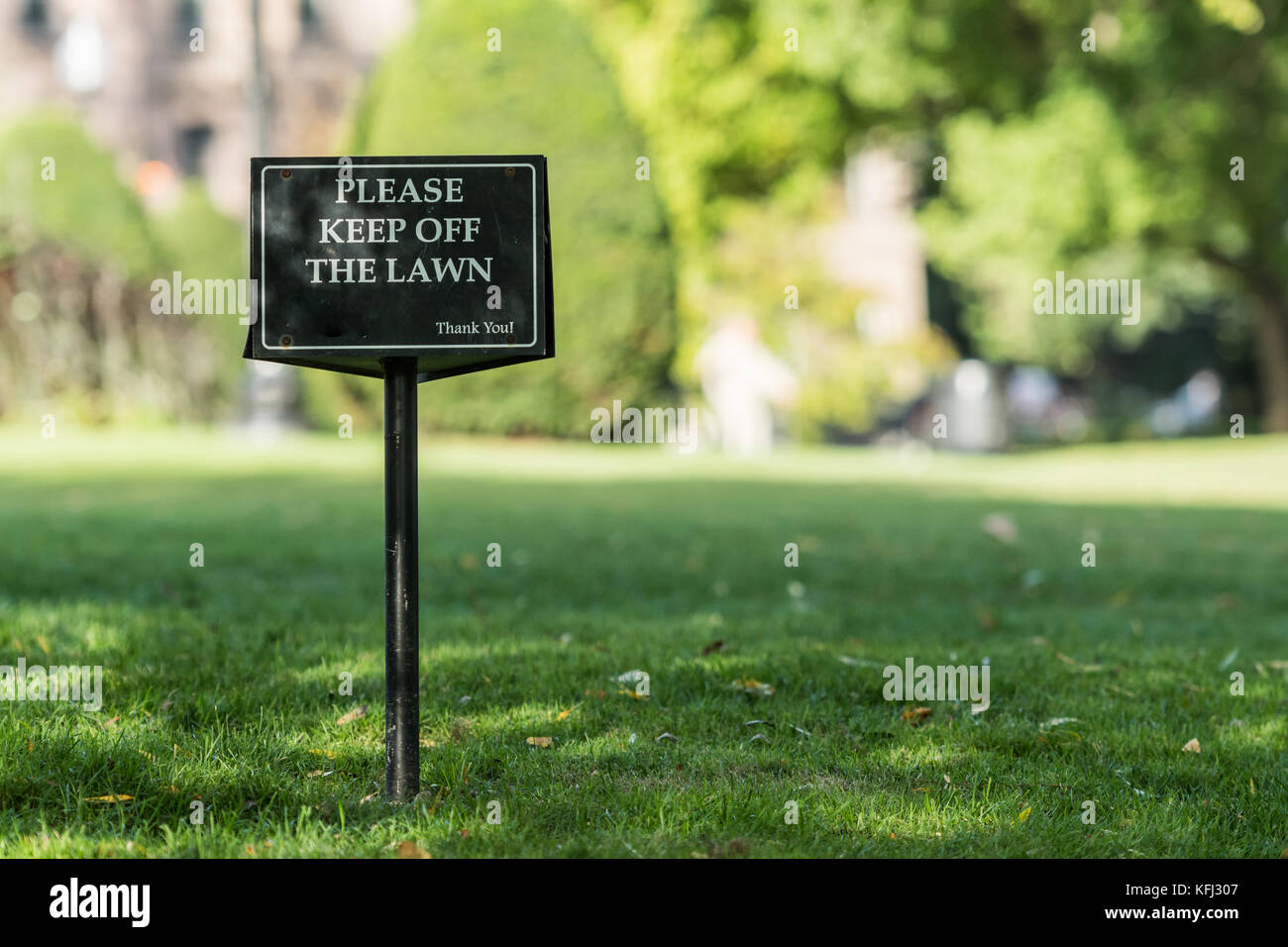 Keep Off Lawn Sign in urban park Stock Photo - Alamy