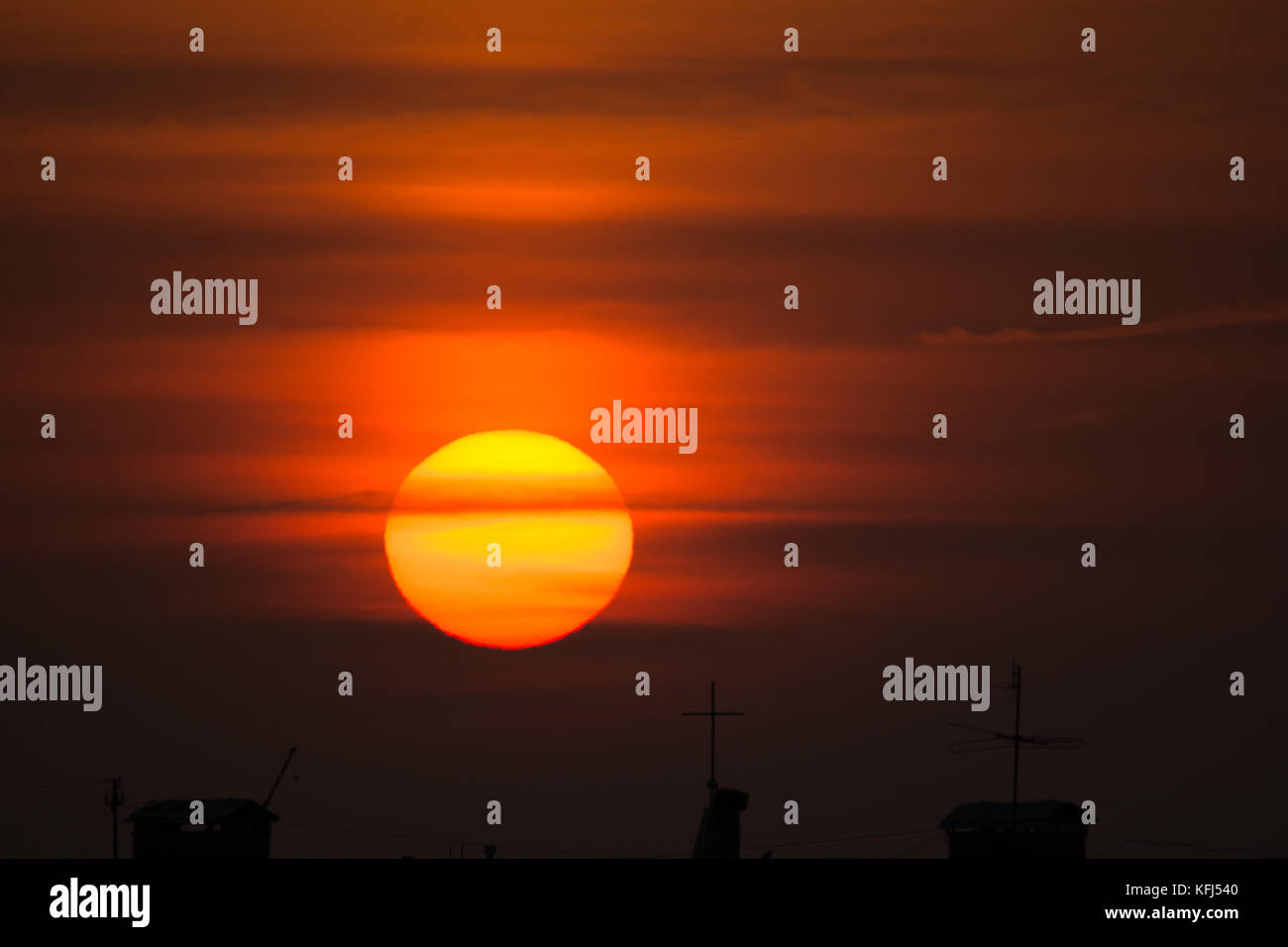 Red sun rising over horizon hi-res stock photography and images - Alamy