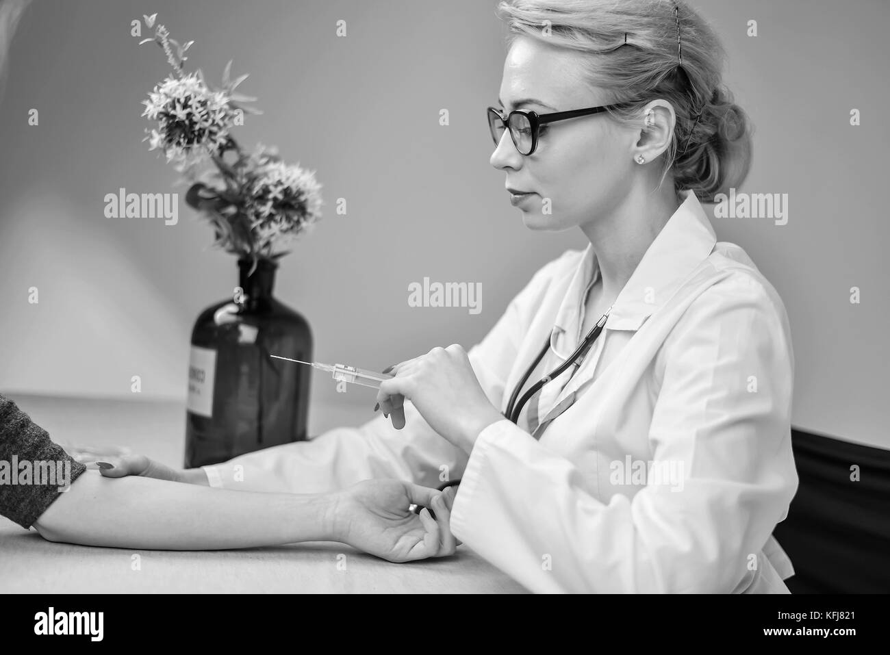 Doctor doing an injection to a patient Stock Photo - Alamy