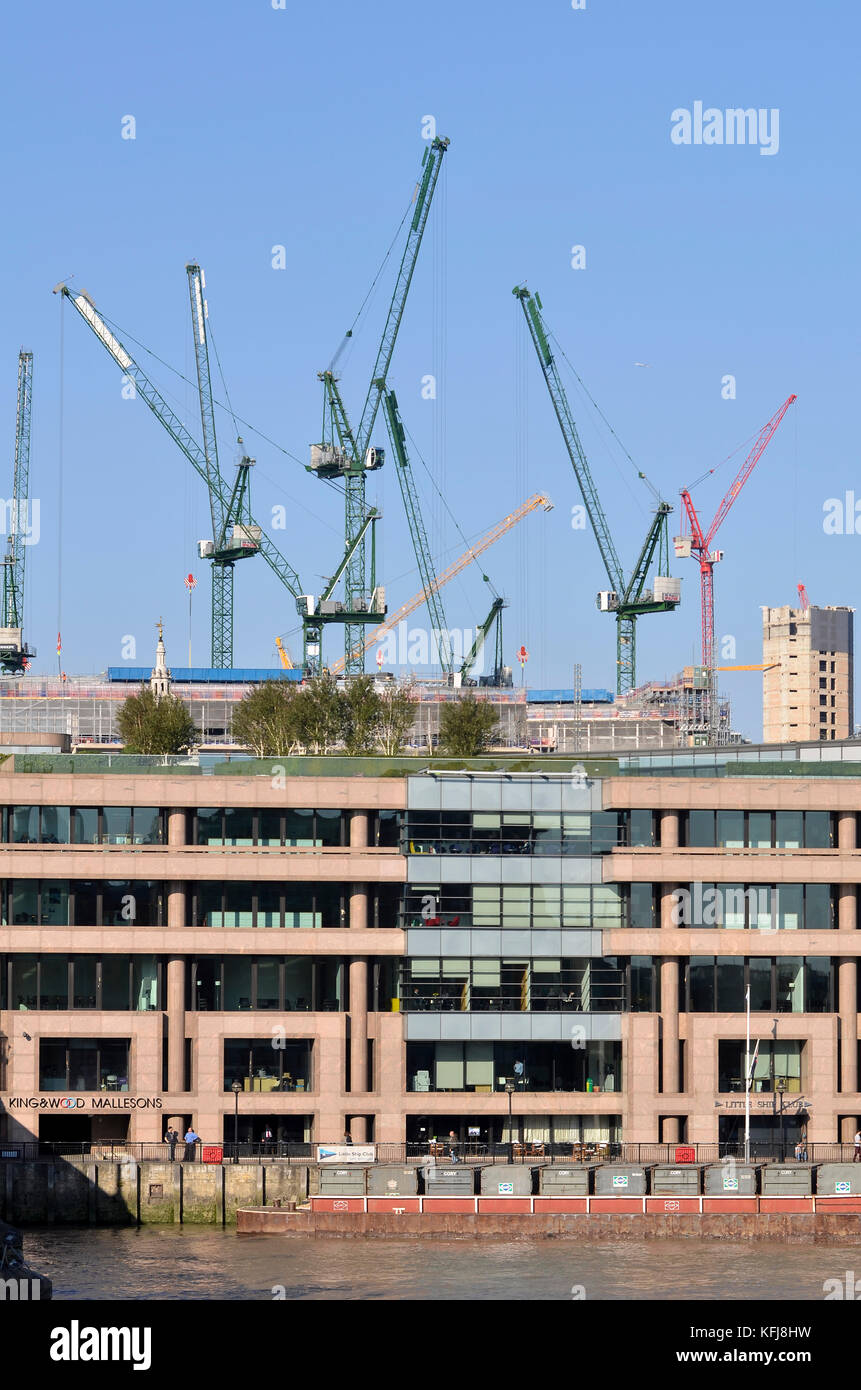 London ship construction hi-res stock photography and images - Alamy