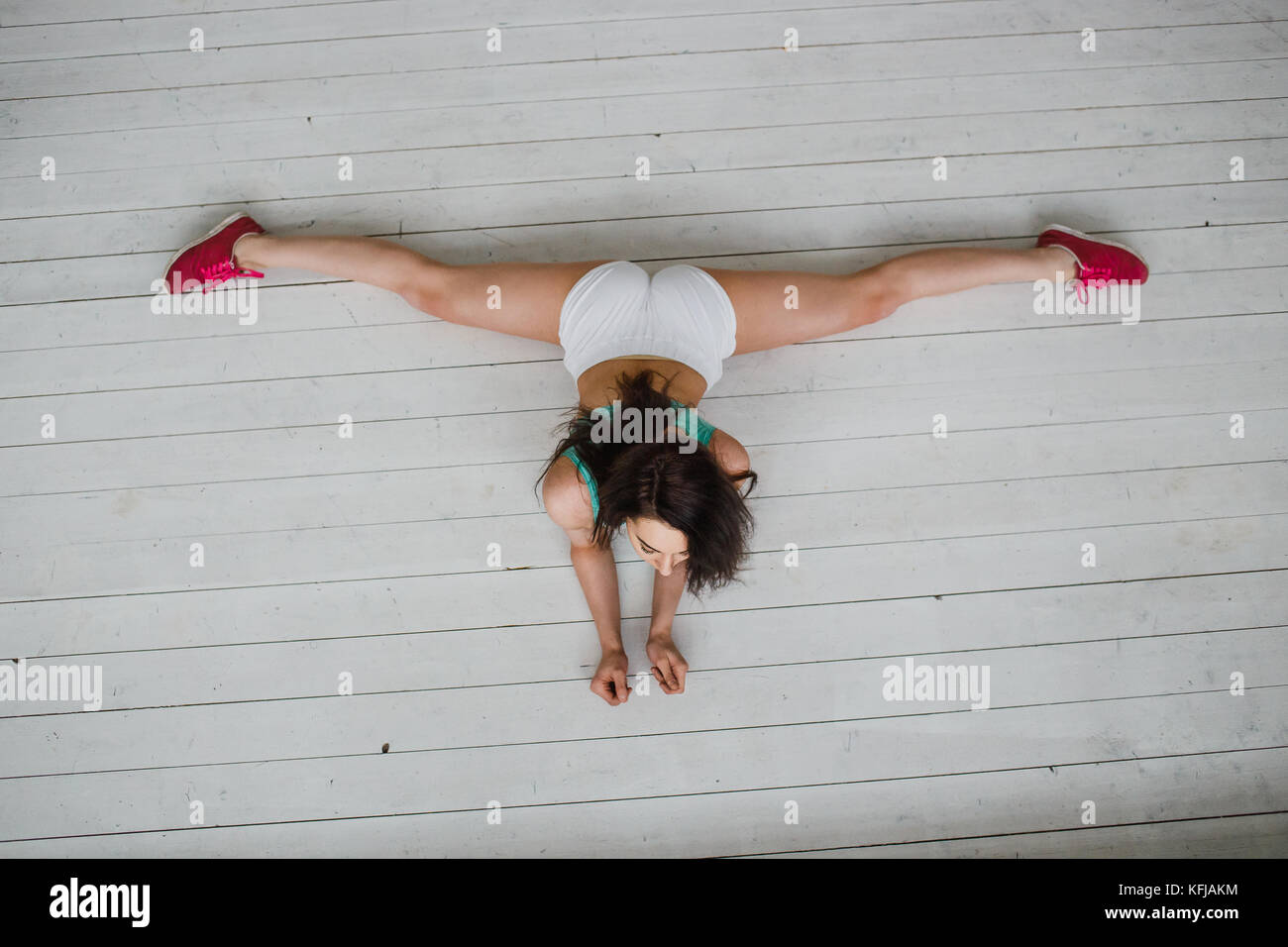 Women doing splits hi-res stock photography and images - Alamy